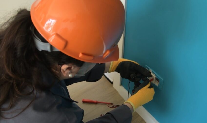 How To Safely Measure Voltage Of Live Wires With A Multimeter A Step